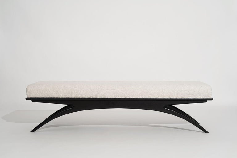 Großflächige konvexe Bank aus Teddy Bouclé mit Ebonisierung von ...