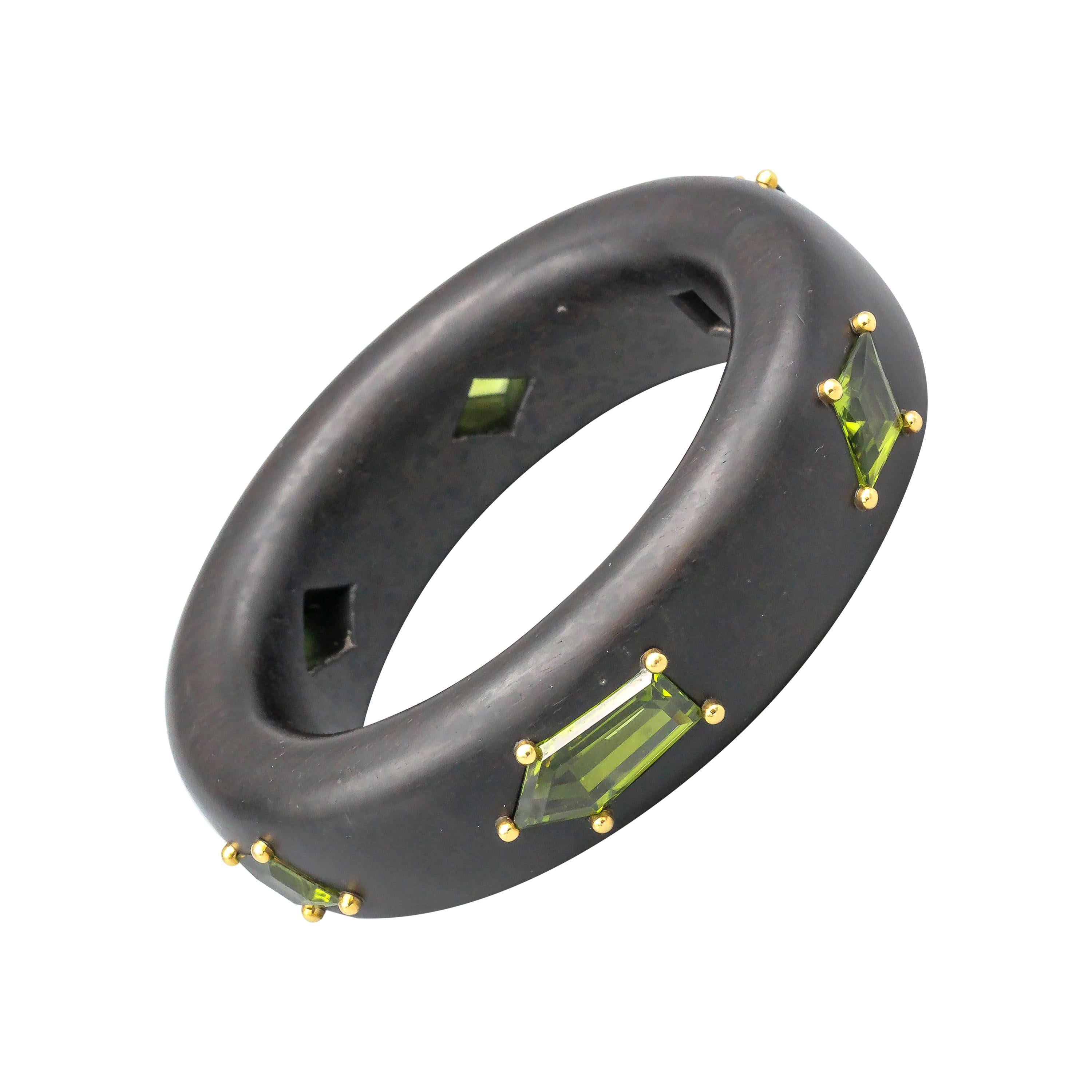 Ebony Wood Peridot 18 Karat Gold Bangle Bracelet For Sale at 1stDibs