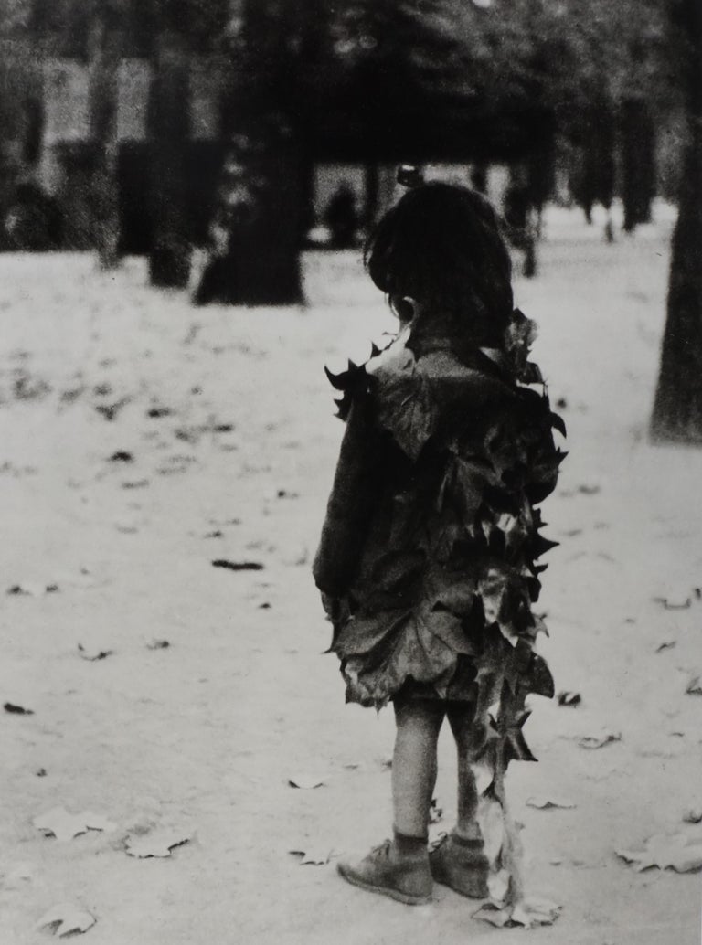 Edouard Boubat - La petite fille aux feuilles mortes, 1946 For Sale at ...