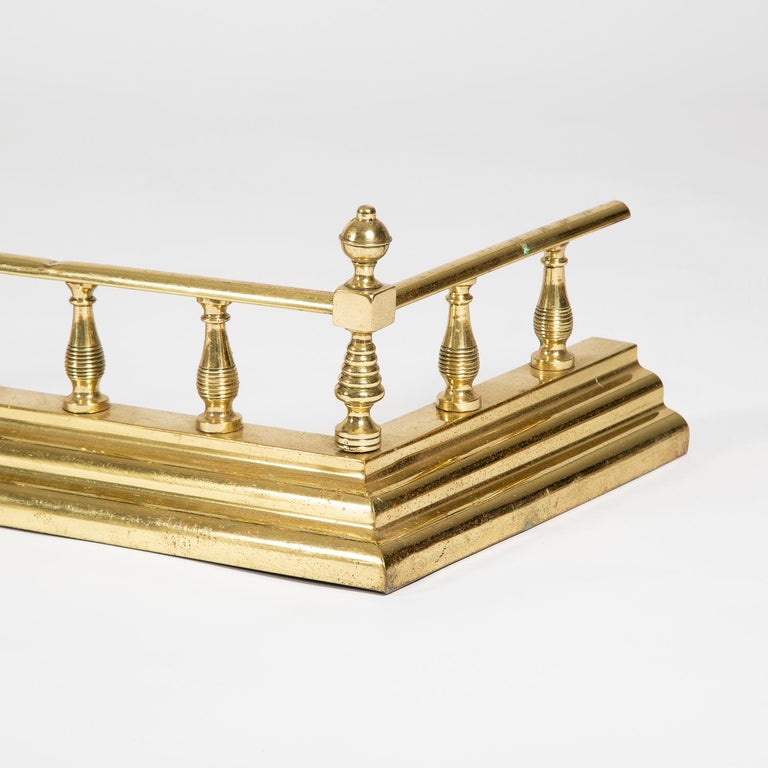 Feuerschutz aus edwardianischem Messing, englisch, um 1910 im Angebot ...