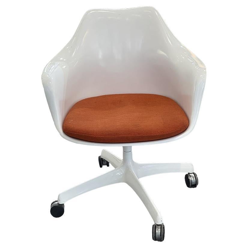 1 Original Knoll Eero Saarinen Swivel Tulip Armchair at 1stDibs