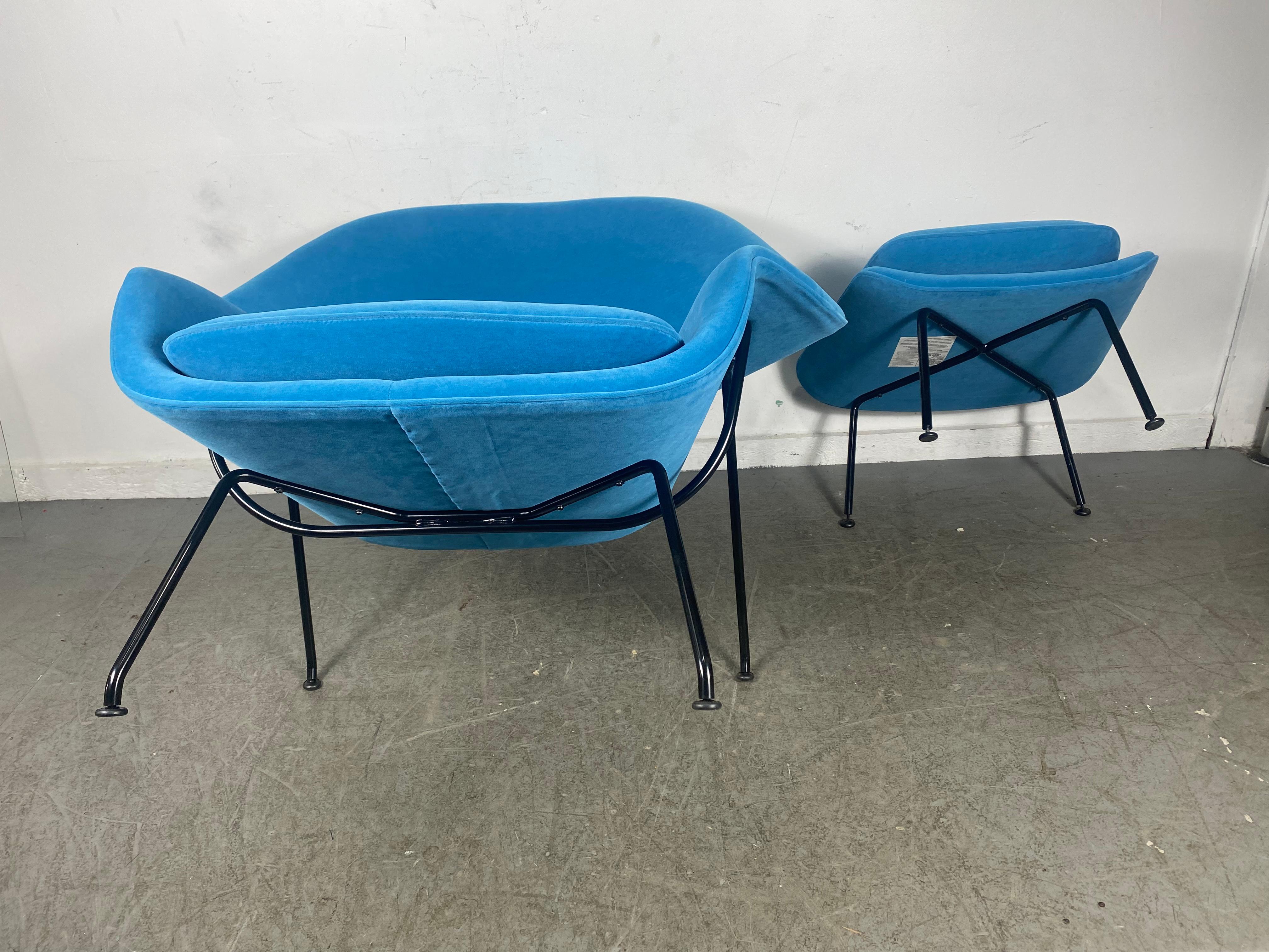 Eero Saarinen for Knoll Womb Chair and Ottoman in Original Knoll Velvet ...