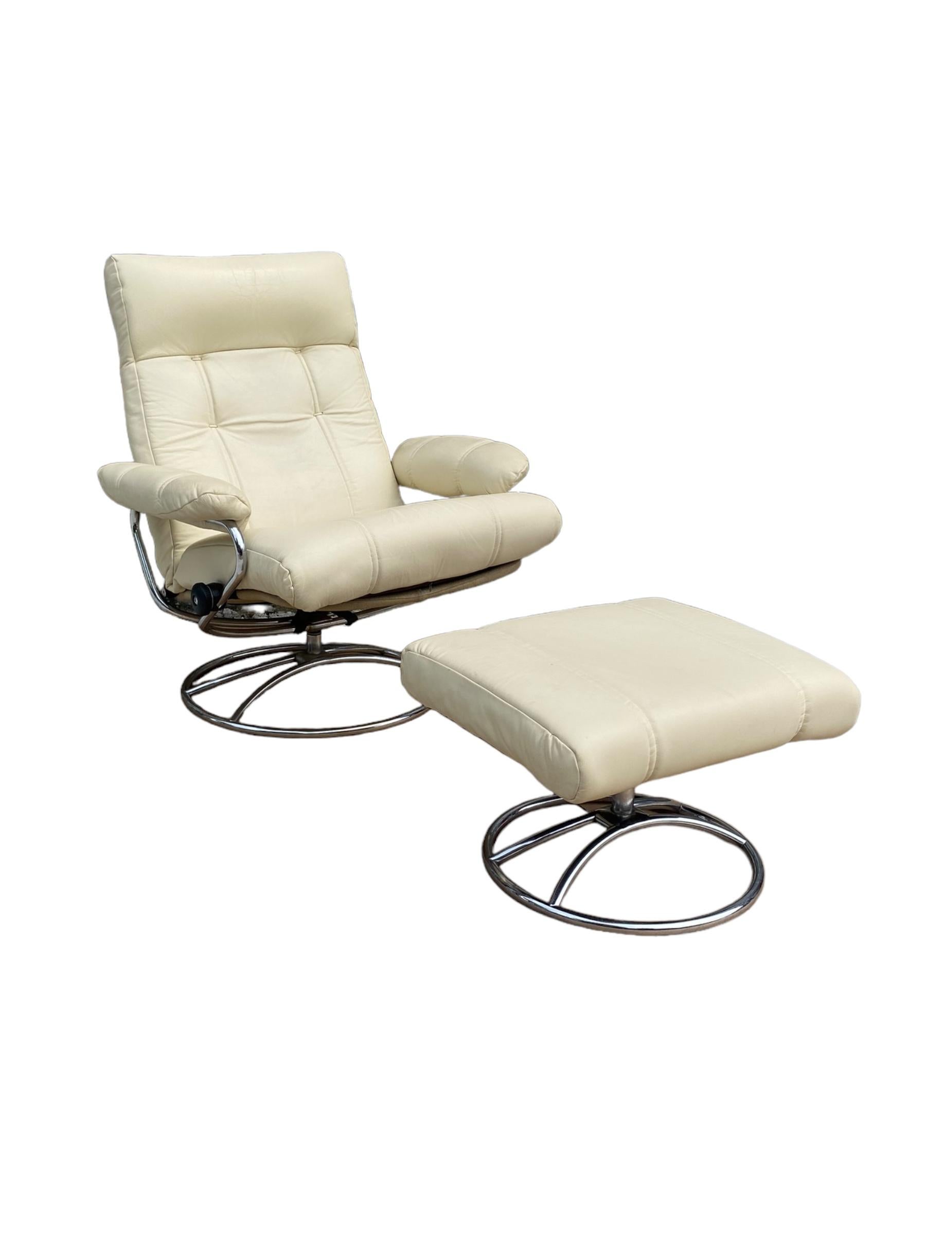 Ekornes Stressless Reclining Lounge Chair and Ottoman For Sale at 1stDibs