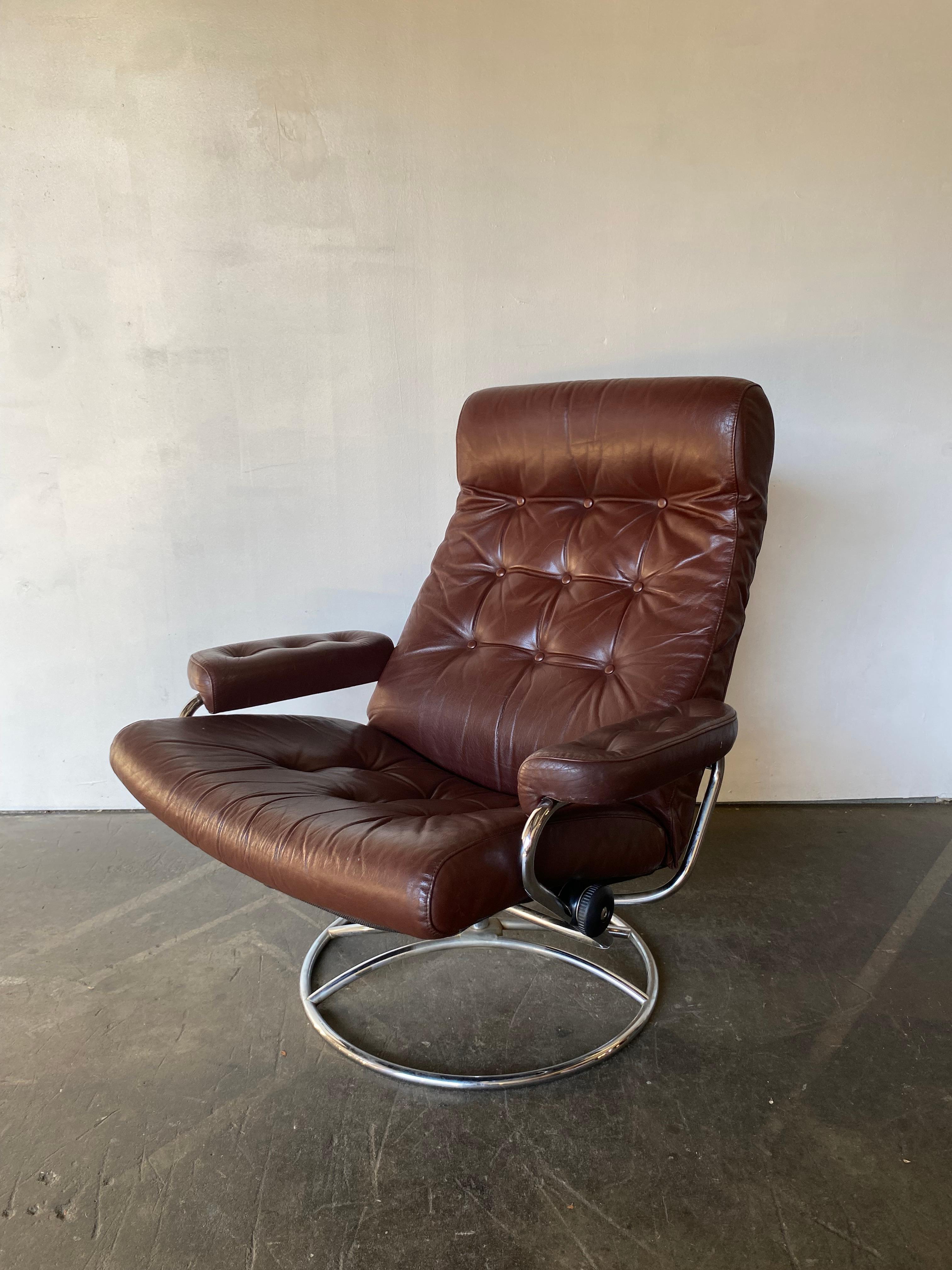 Ekornes Stressless Reclining Lounge Chair and Ottoman For Sale at 1stDibs
