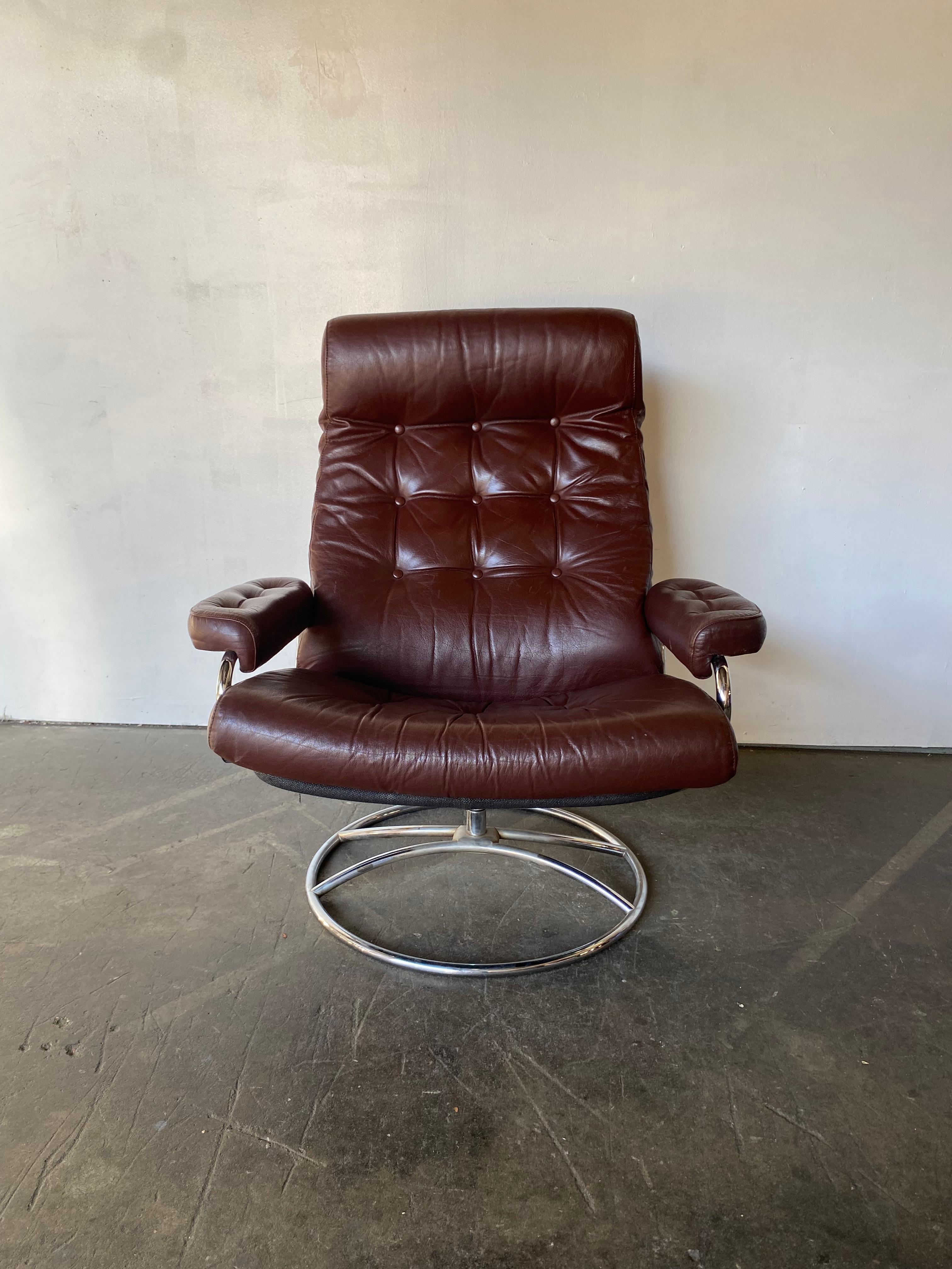 Ekornes Stressless Reclining Lounge Chair and Ottoman For Sale at 1stDibs