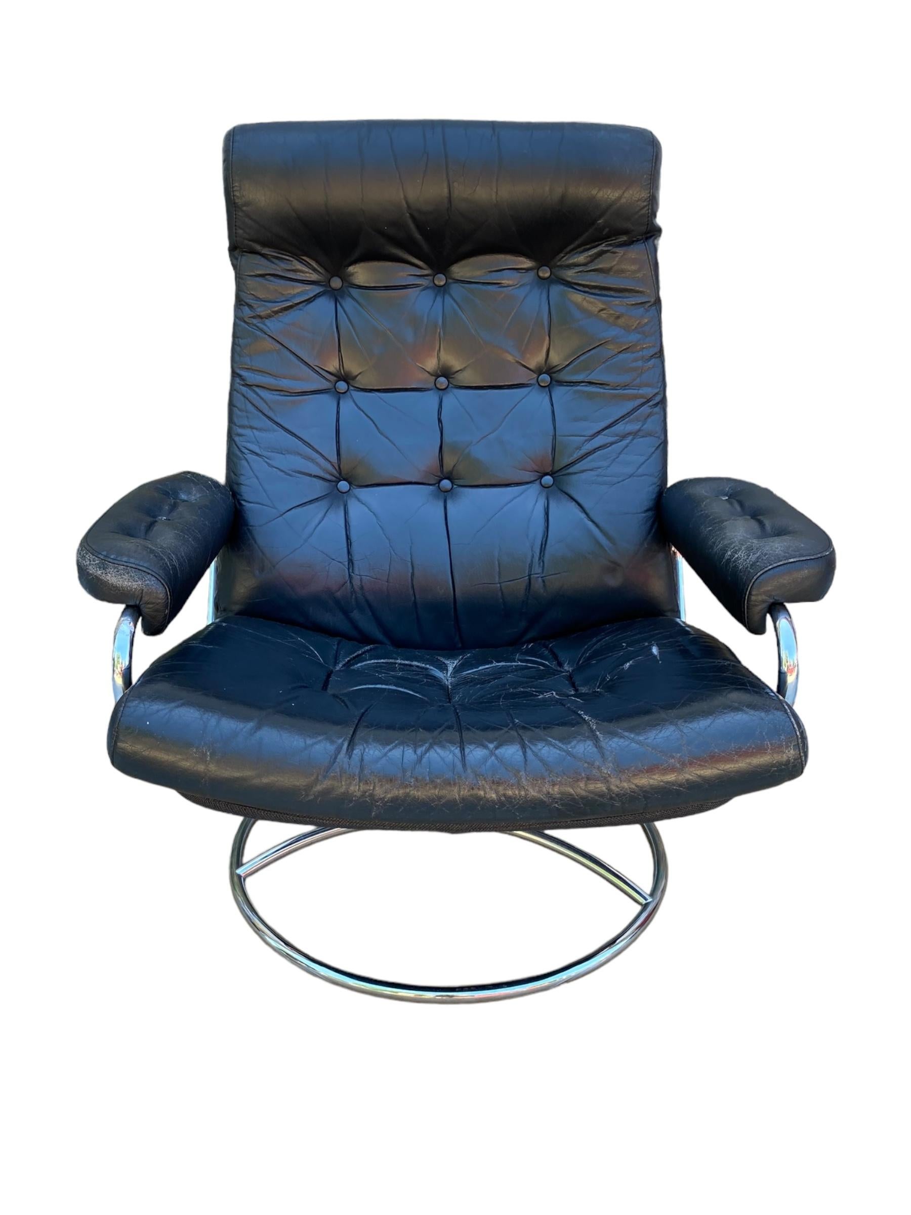Ekornes Stressless Reclining Lounge Chair and Ottoman For Sale at 1stDibs