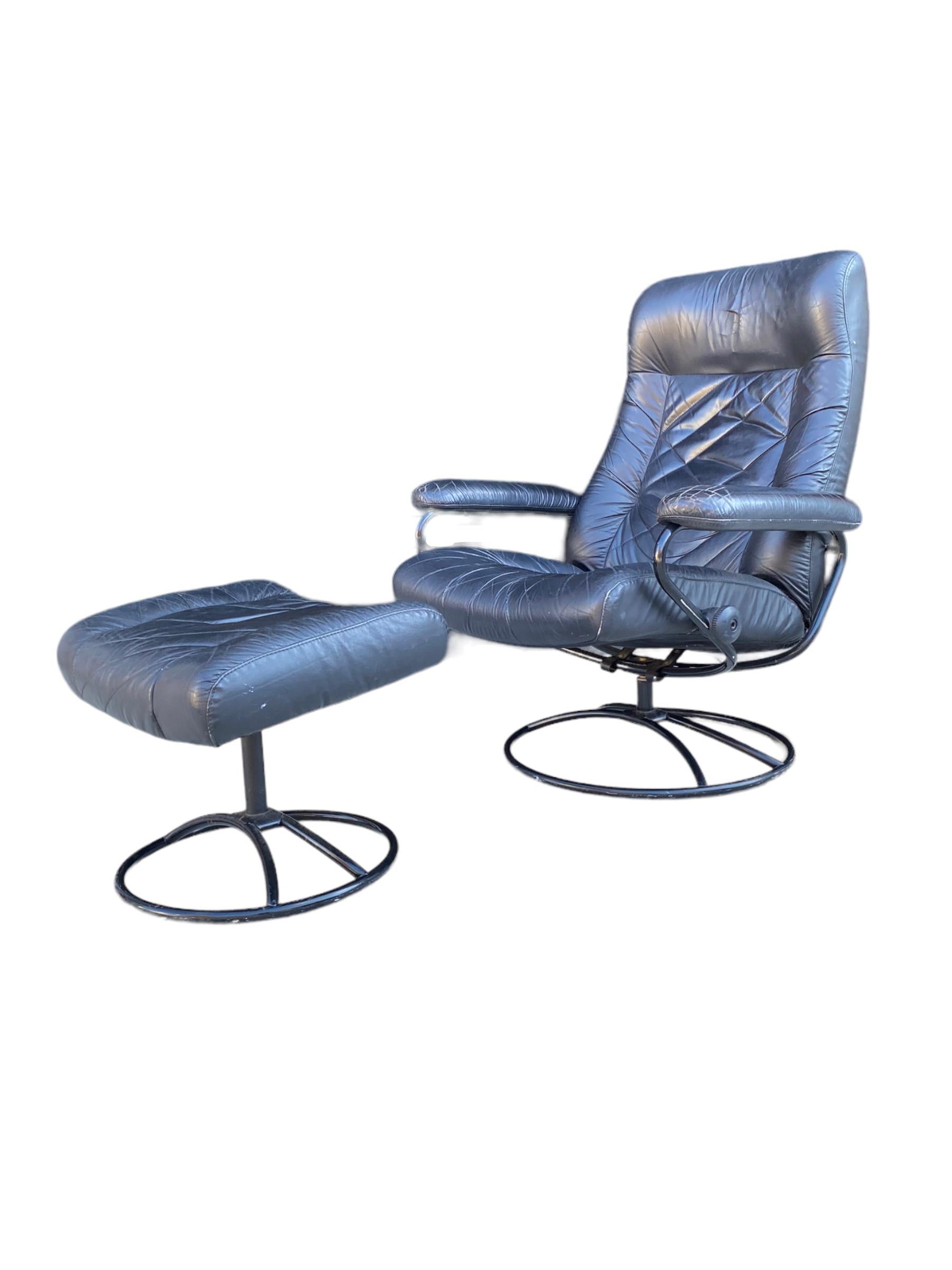 Ekornes Stressless Reclining Lounge Chair and Ottoman in Black For Sale at 1stDibs