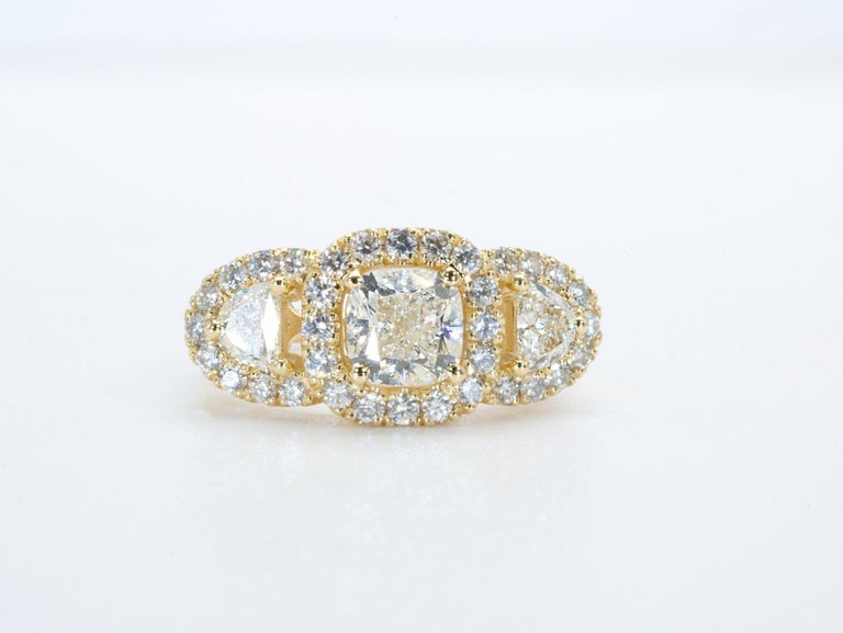 Elegant 18k Yellow Gold Cluster Ring w/ 2.39 ct Natural Diamonds-IGI Certificate For Sale at 1stDibs