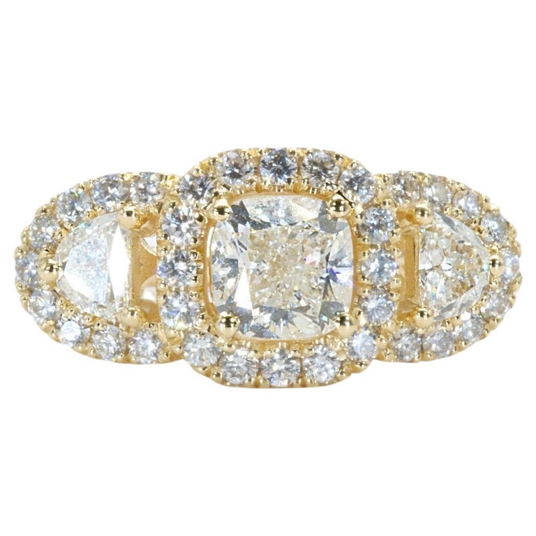 Elegant 18k Yellow Gold Cluster Ring w/ 2.39 ct Natural Diamonds-IGI Certificate For Sale at 1stDibs