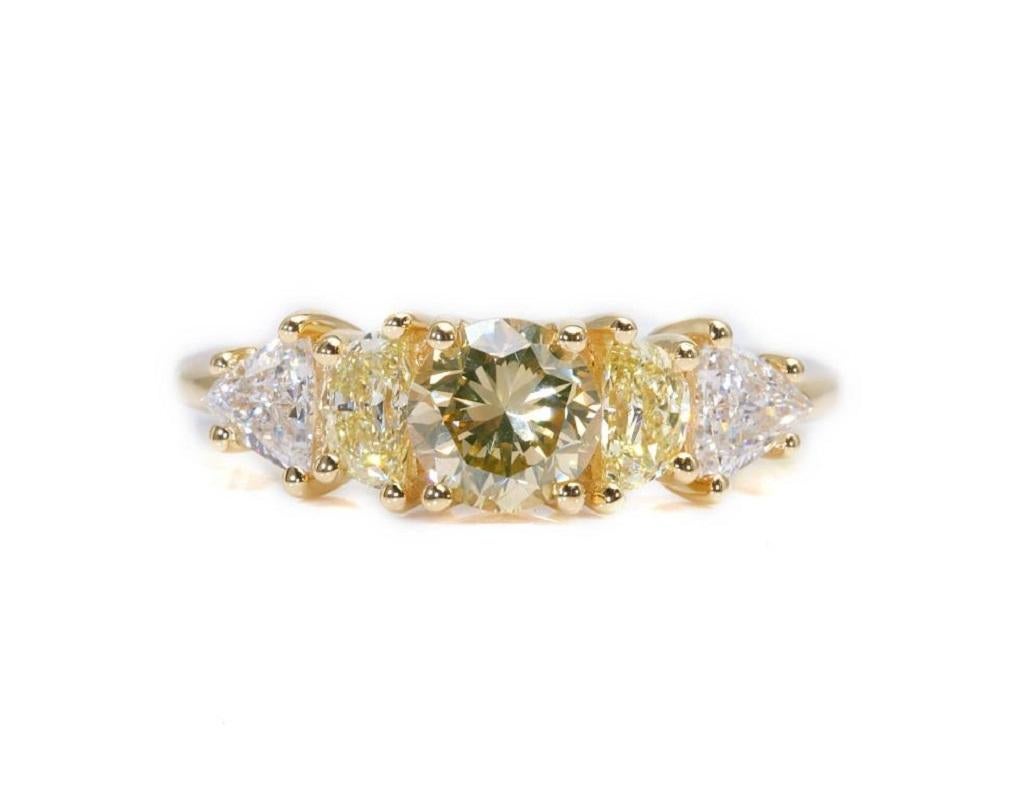 Elegant 18K Yellow Gold Ring with 0.33 ct Natural Diamonds For Sale at 1stDibs