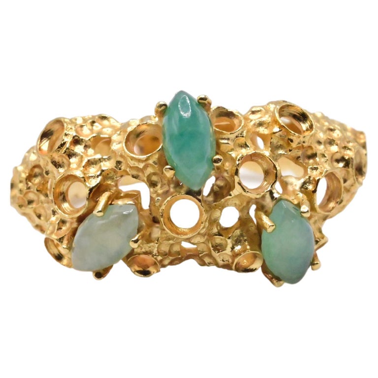 Elegant 18k Yellow Gold and Jade Ring For Sale at 1stDibs