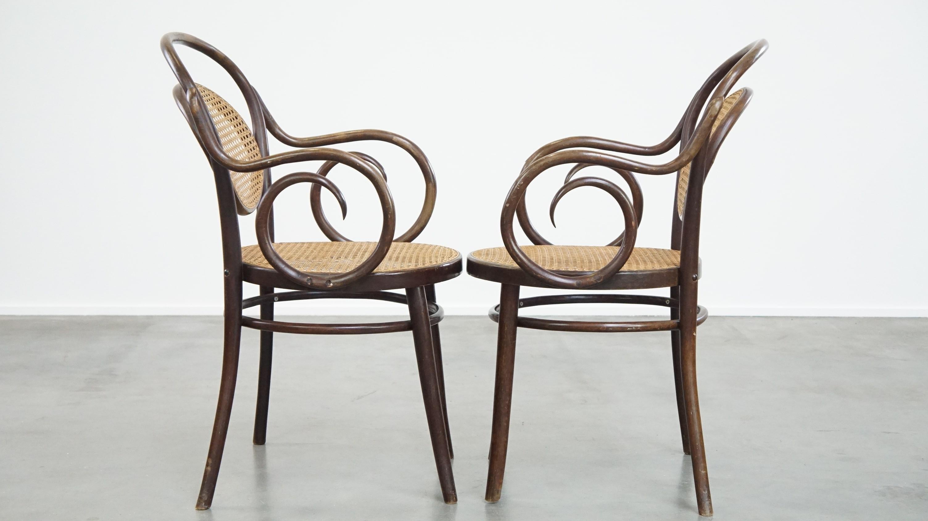 Elegant and graceful set of 2 Thonet design bistro chairs with arm rests For Sale at 1stDibs