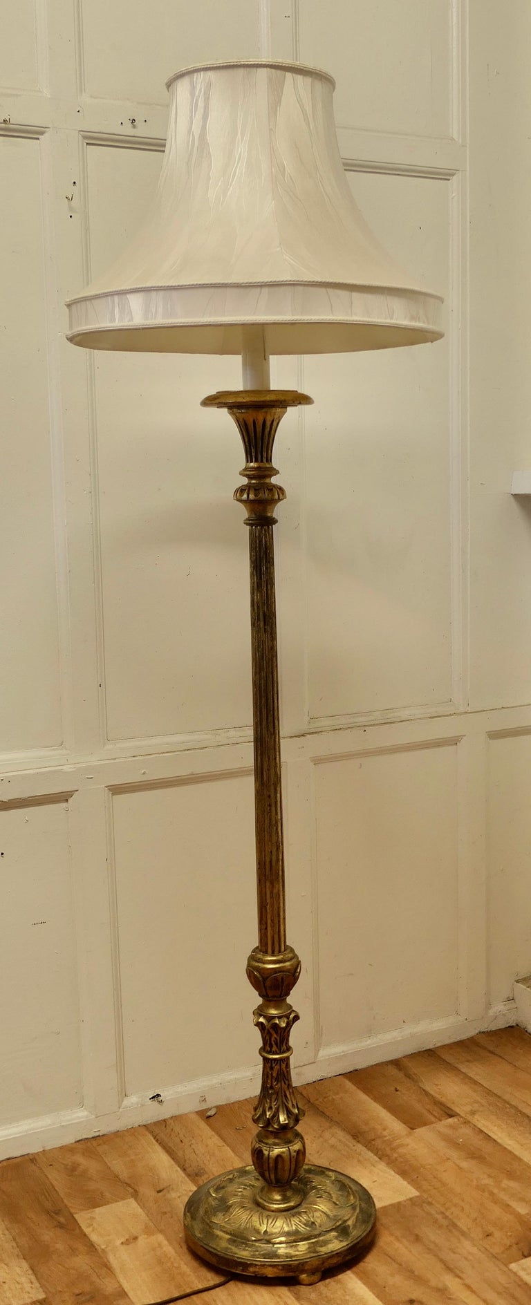 Elegant Carved Giltwood Baroque Style Floor Lamp For Sale at 1stDibs