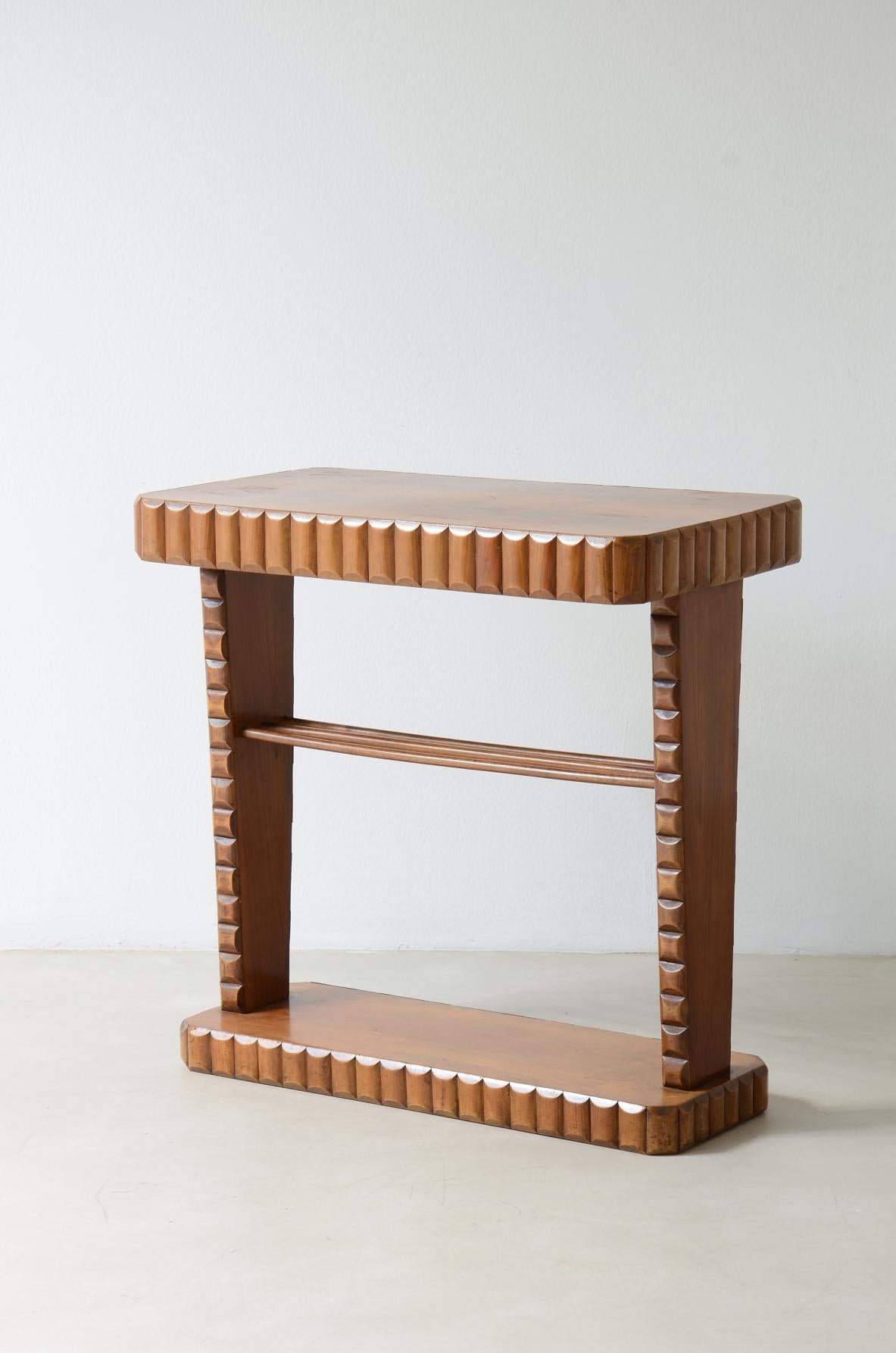 Elegant console with diamond-cut wood profiles For Sale at 1stDibs