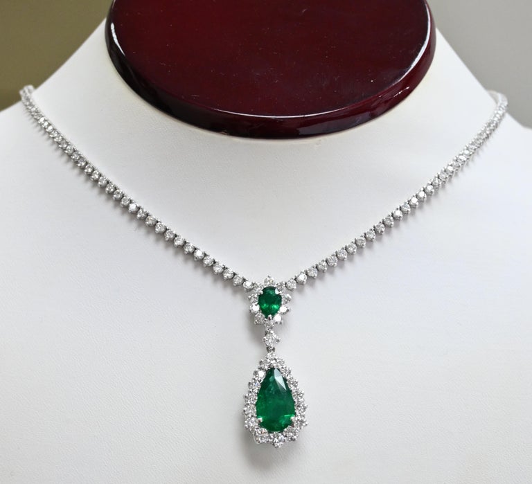 Elegant Emerald Necklace For Sale at 1stDibs