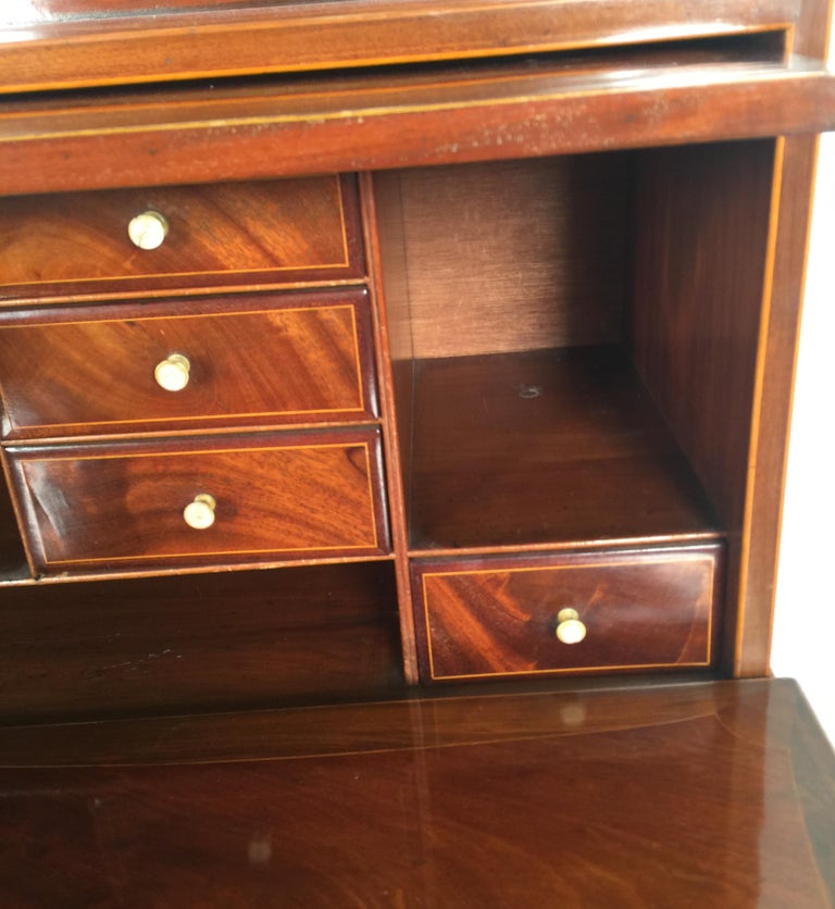 Elegant Flame Mahogany Inlaid Hepplewhite Desk For Sale at 1stDibs