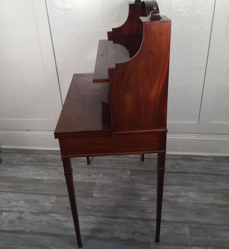 Elegant Flame Mahogany Inlaid Hepplewhite Desk For Sale at 1stDibs