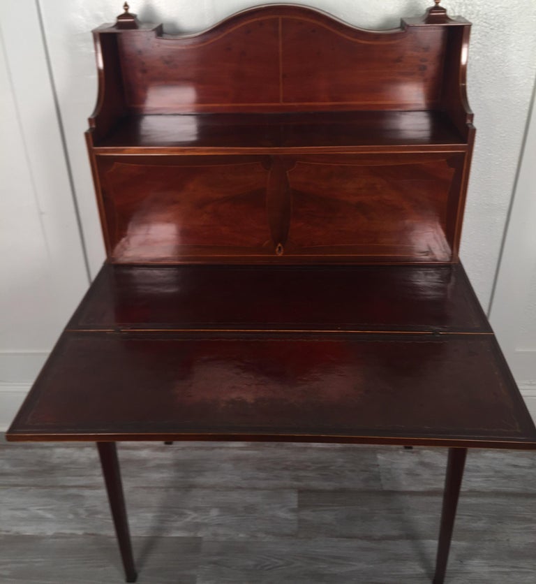 Elegant Flame Mahogany Inlaid Hepplewhite Desk For Sale at 1stDibs