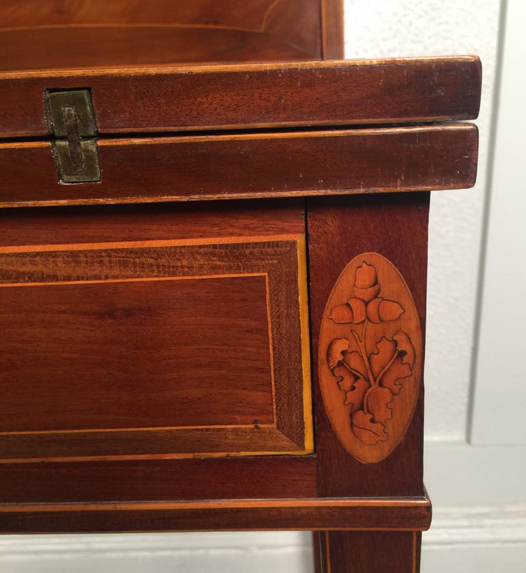 Elegant Flame Mahogany Inlaid Hepplewhite Desk For Sale at 1stDibs