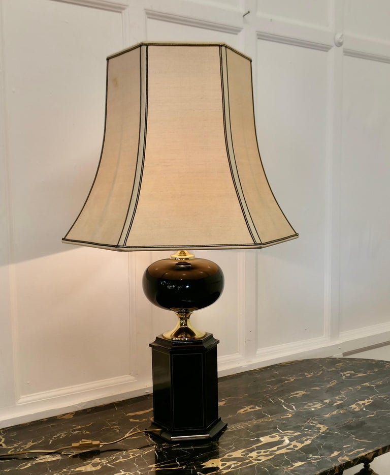 Elegant Oriental Style Black and Brass Table Lamp For Sale at 1stDibs