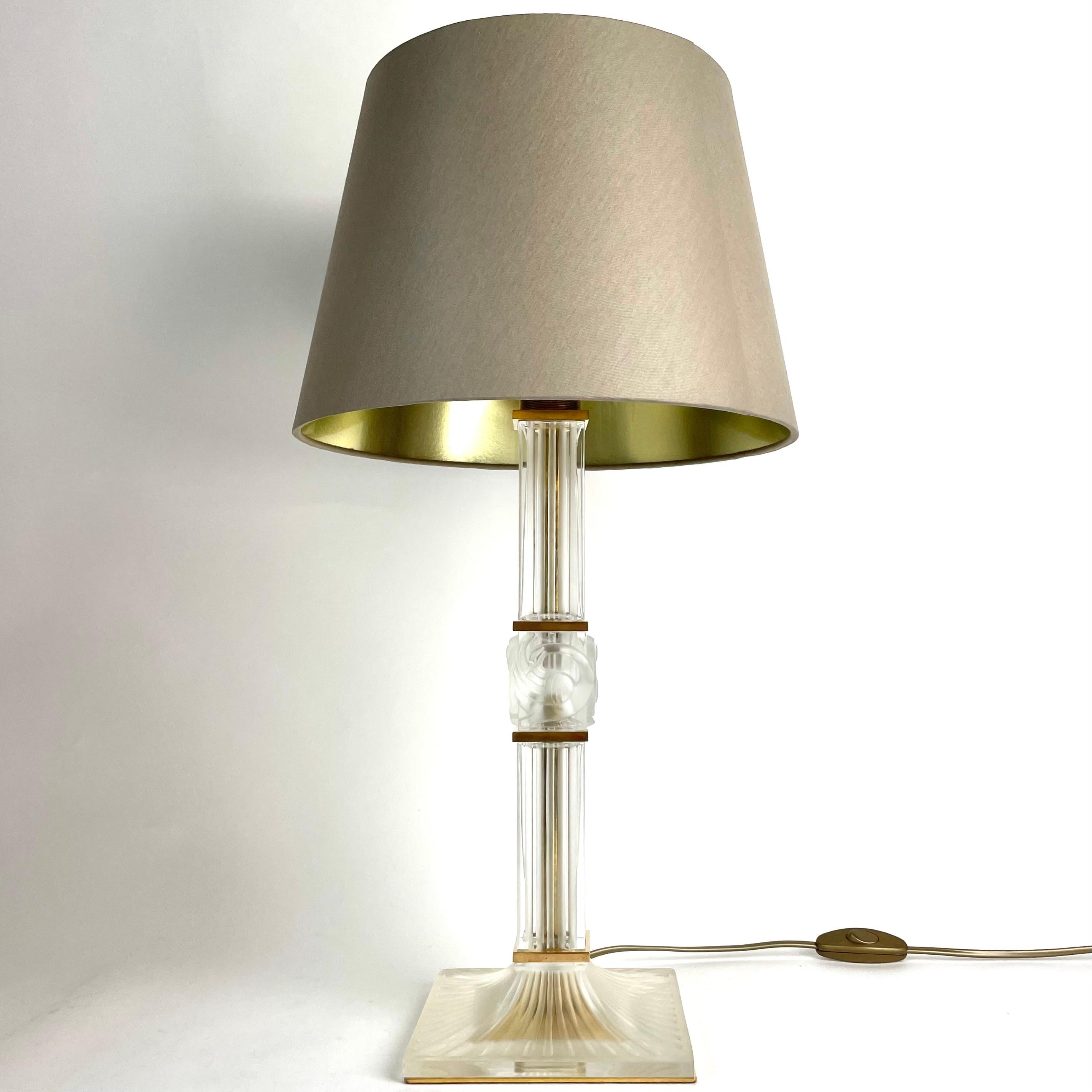 Elegant table lamp in frosted glass from Lalique. Model Josephine ...