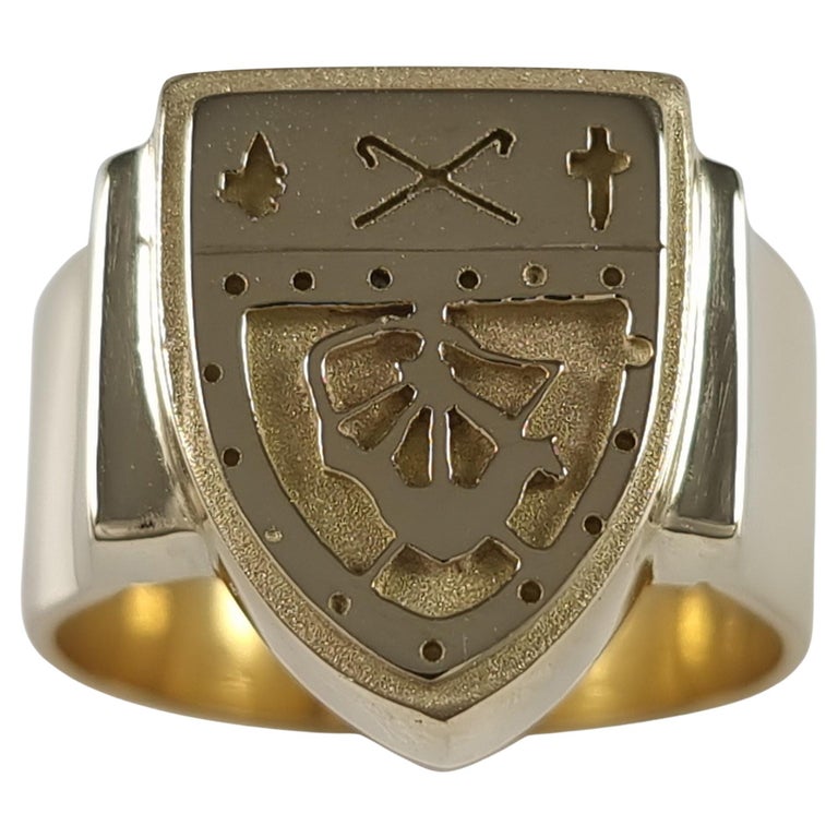 Elizabeth II 18ct Gold Shield Signet Ring, 1980 For Sale at 1stDibs