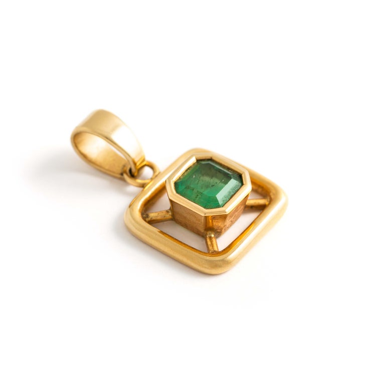 Emerald 18K Yellow Gold Pendant For Sale at 1stDibs