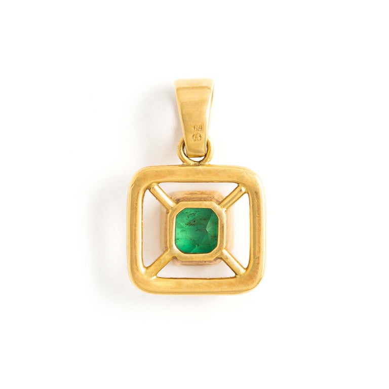 Emerald 18K Yellow Gold Pendant For Sale at 1stDibs