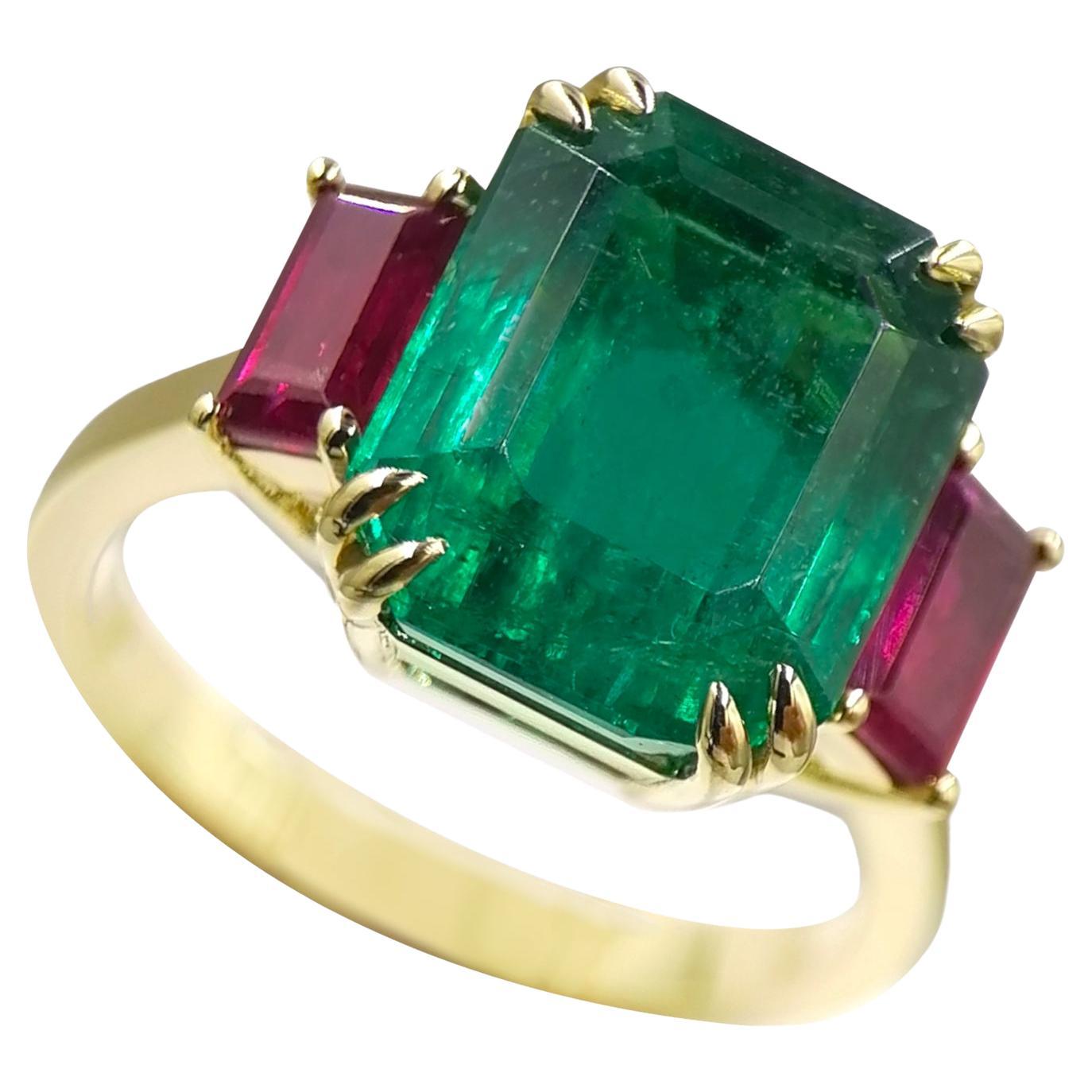 Emerald and Ruby Carré Yellow Gold Ring For Sale at 1stDibs