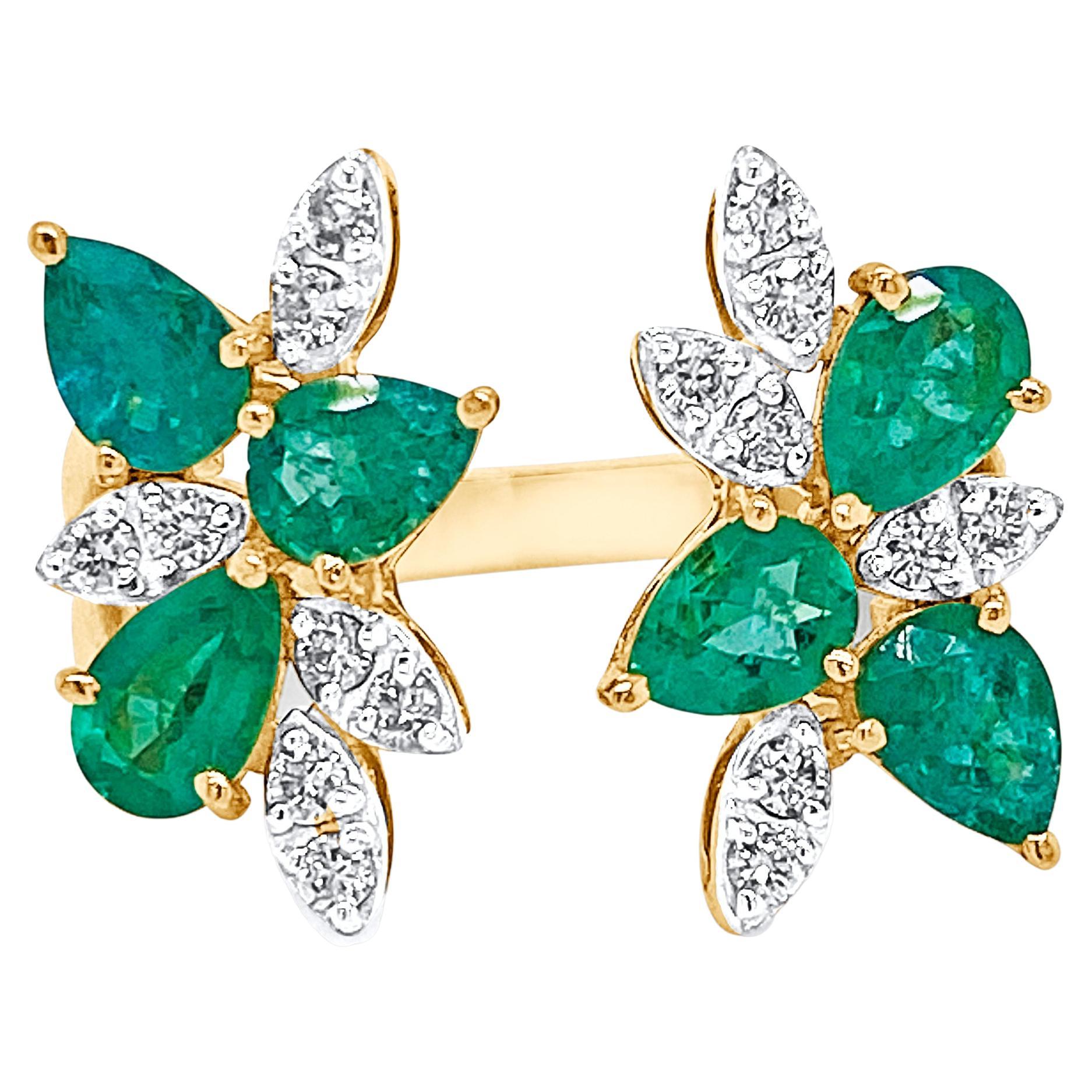 Emerald Pear Shape and Diamond Ring in 18k Yellow Gold For Sale at 1stDibs