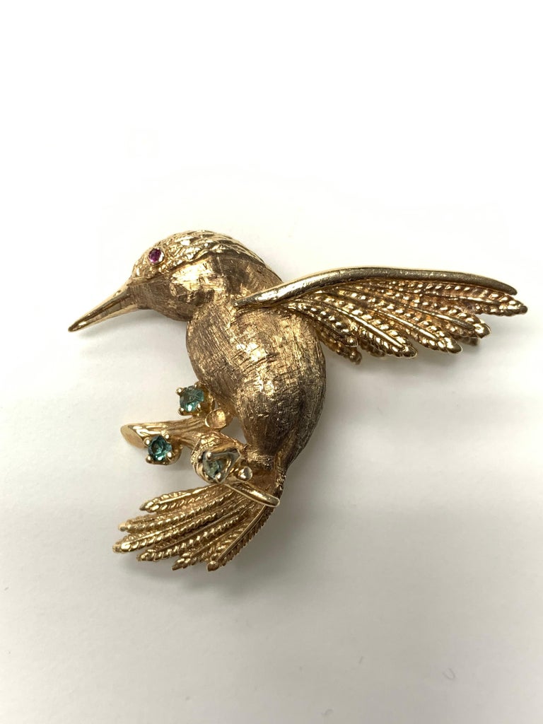 Emerald, Ruby and 14 Karat Yellow Gold Bird Pin For Sale at 1stDibs