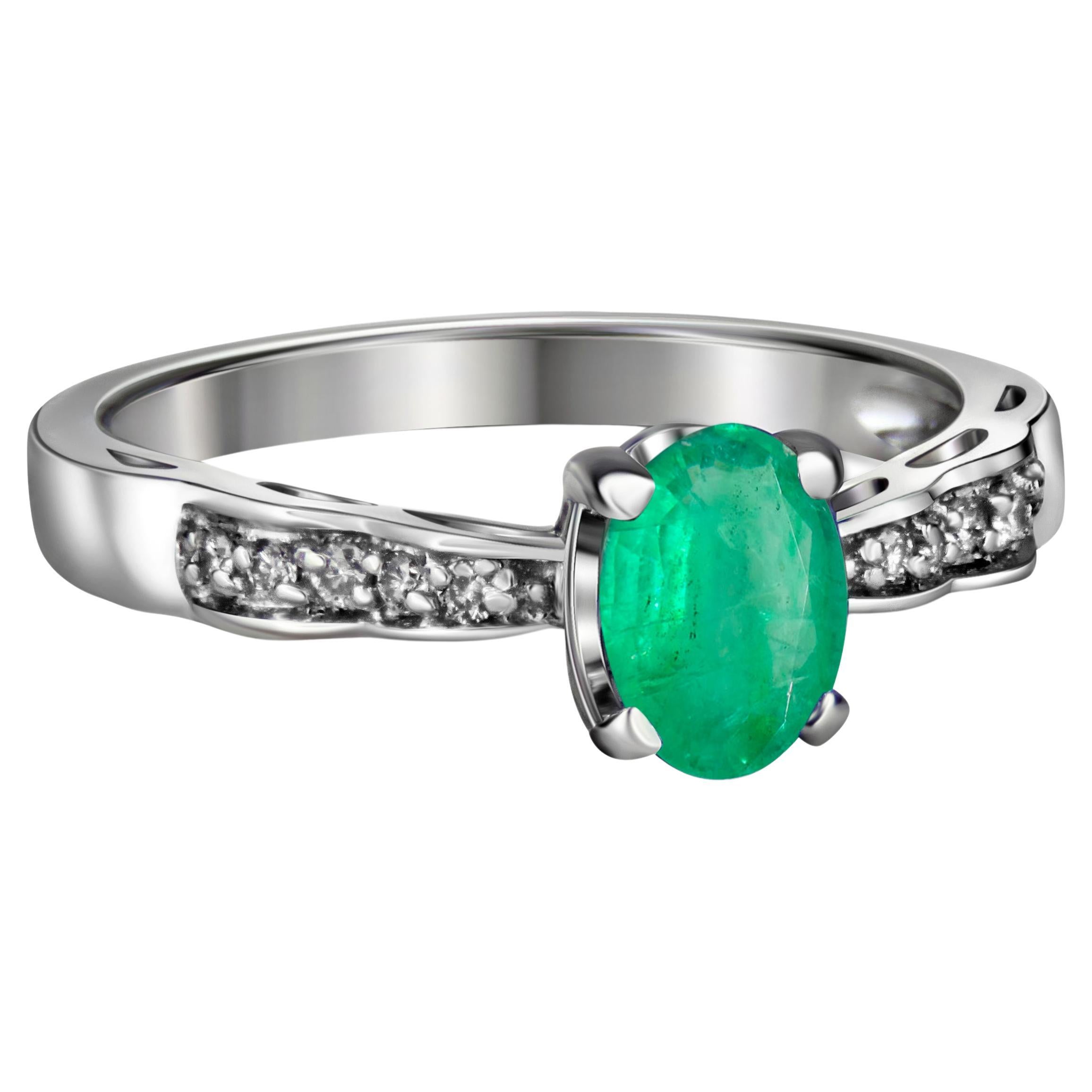 Emerald, side diamonds 14k gold ring. For Sale at 1stDibs