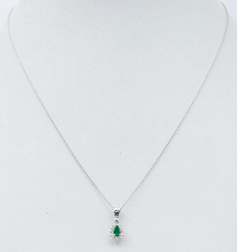 Emerald, Diamonds, 18 Karat White Gold Pendant Necklace For Sale at 1stDibs