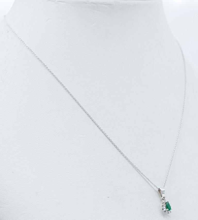 Emerald, Diamonds, 18 Karat White Gold Pendant Necklace For Sale at 1stDibs