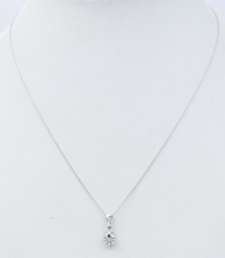 Emerald, Diamonds, 18 Karat White Gold Pendant Necklace For Sale at 1stDibs