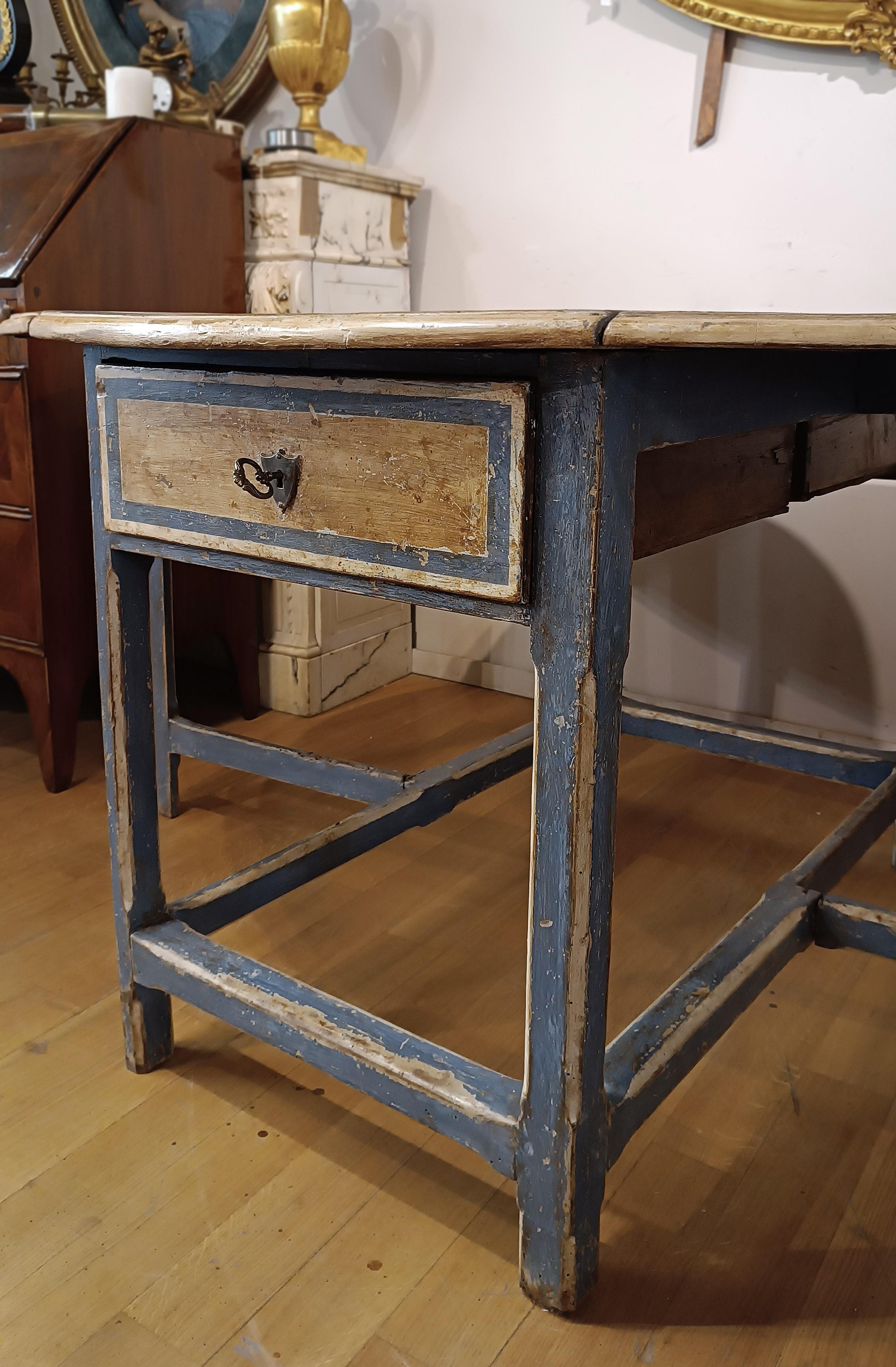 END OF 17th-EARLY 18th CENTURY PAINTED OPENABLE TABLE For Sale at 1stDibs