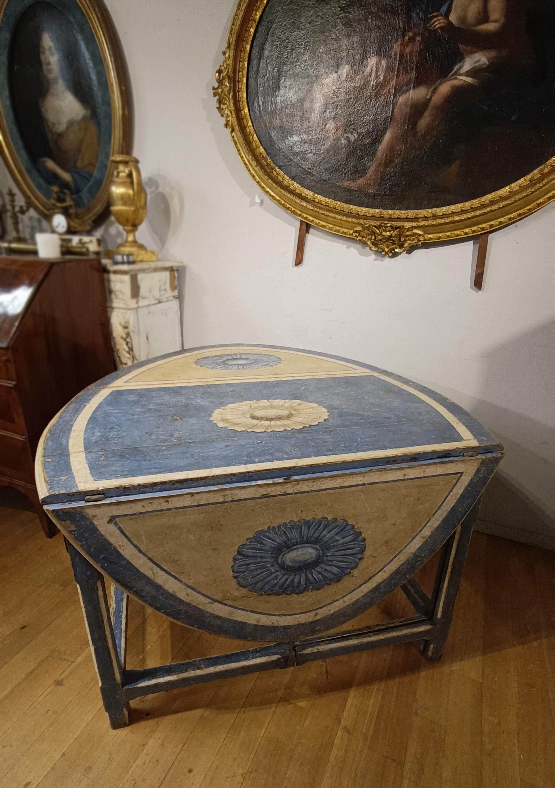 END OF 17th-EARLY 18th CENTURY PAINTED OPENABLE TABLE For Sale at 1stDibs