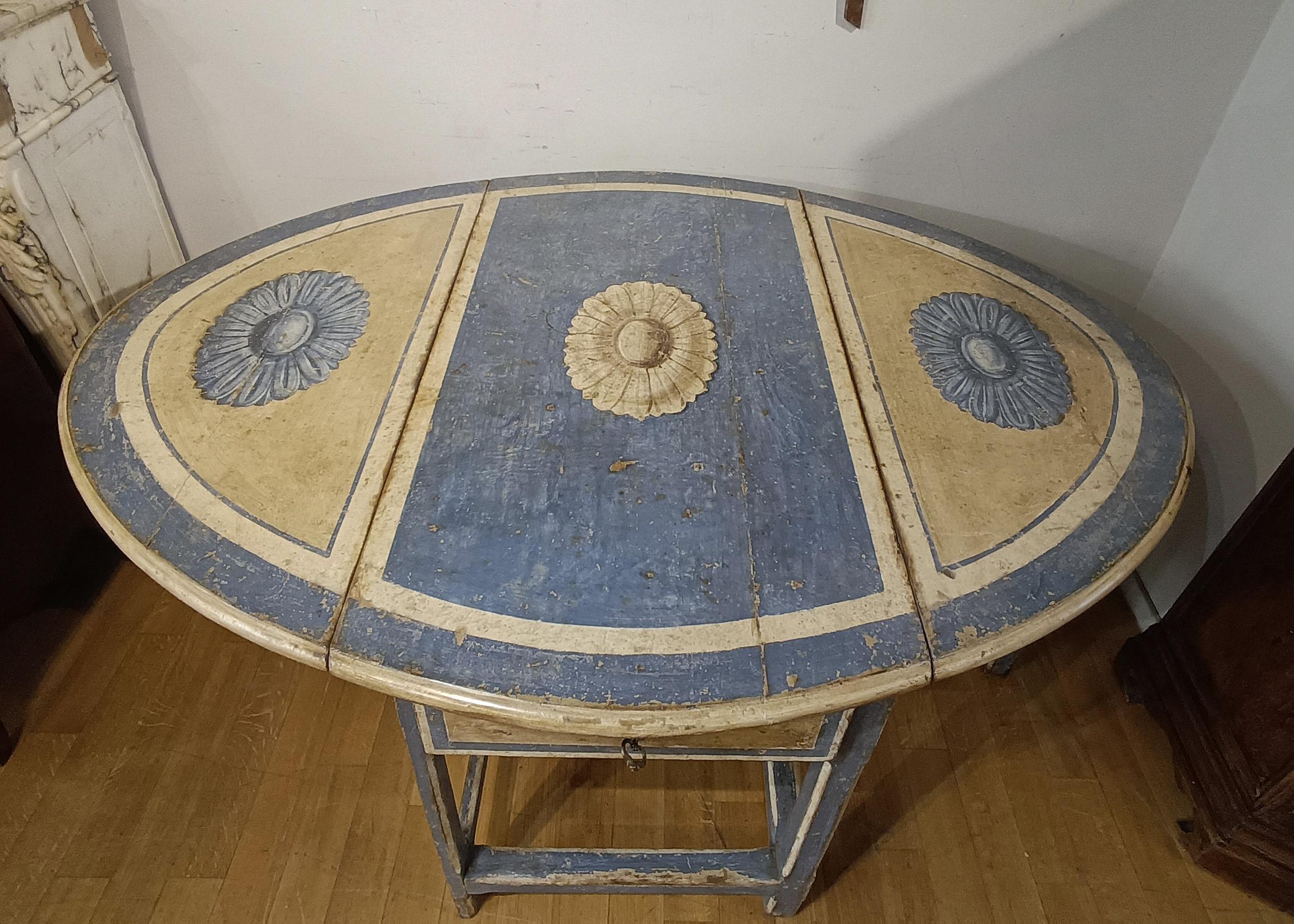 END OF 17th-EARLY 18th CENTURY PAINTED OPENABLE TABLE For Sale at 1stDibs