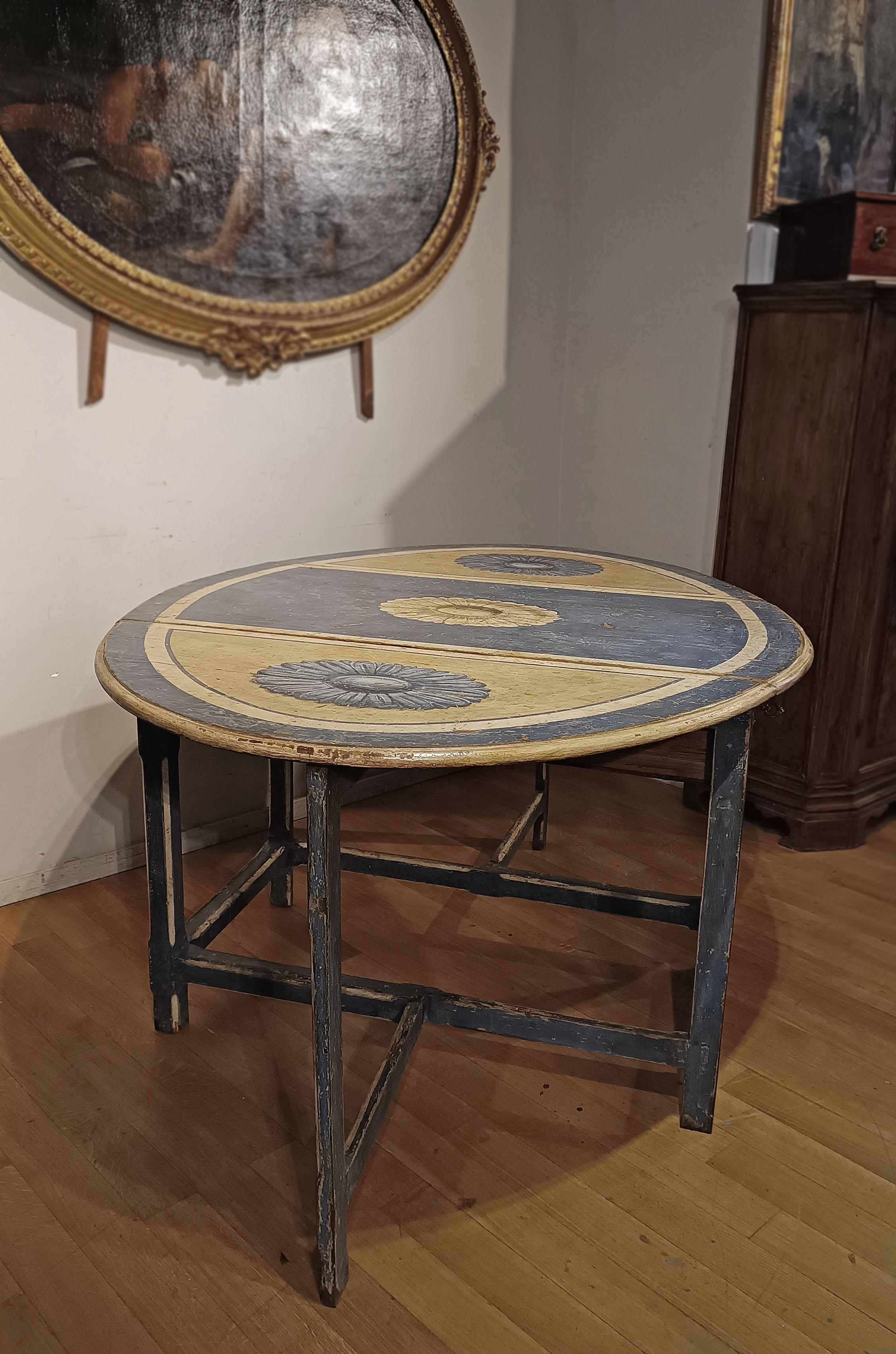 END OF 17th-EARLY 18th CENTURY PAINTED OPENABLE TABLE For Sale at 1stDibs