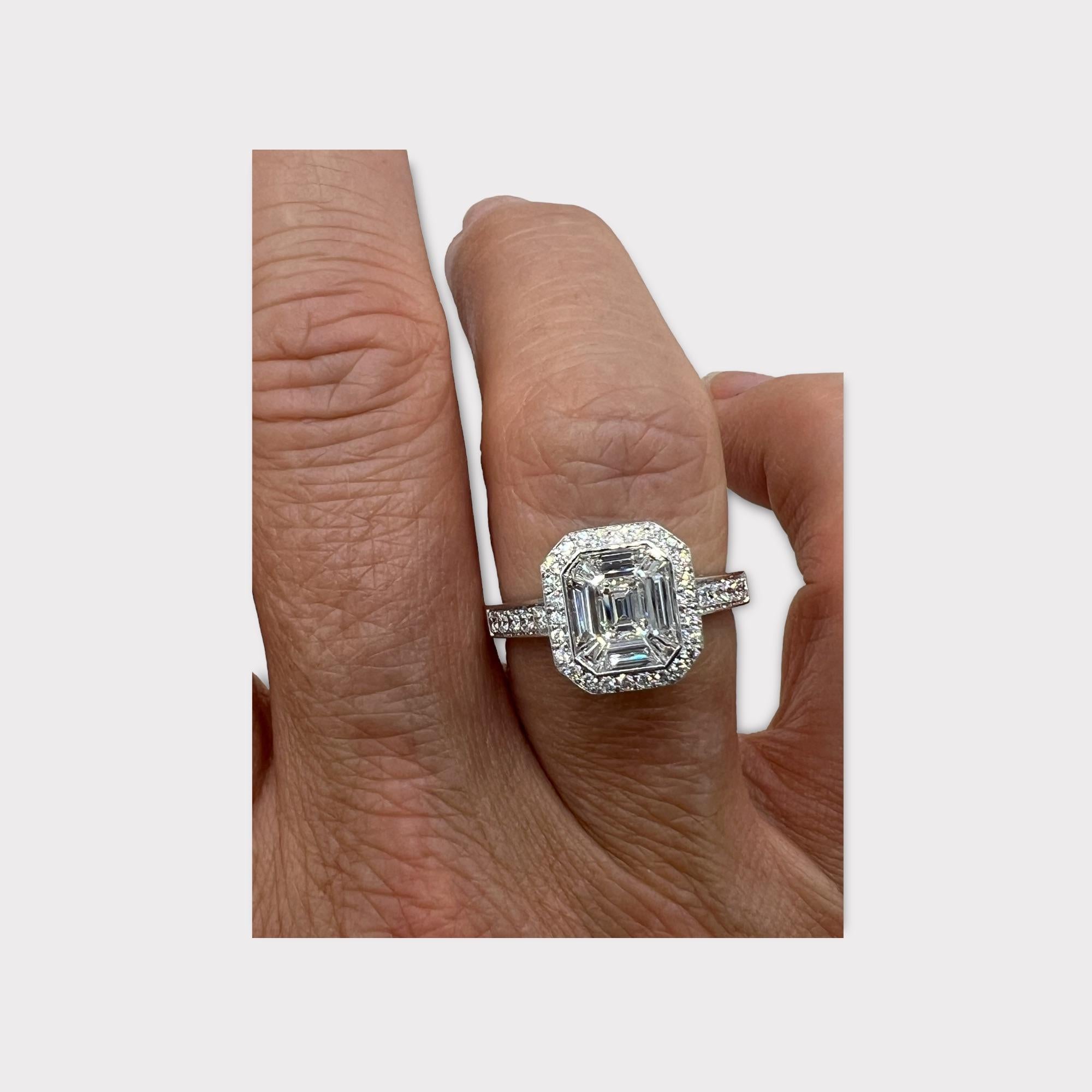 Engagement Ring 18 Carat Gold, Set with Calibrated Diamonds and Diamond ...