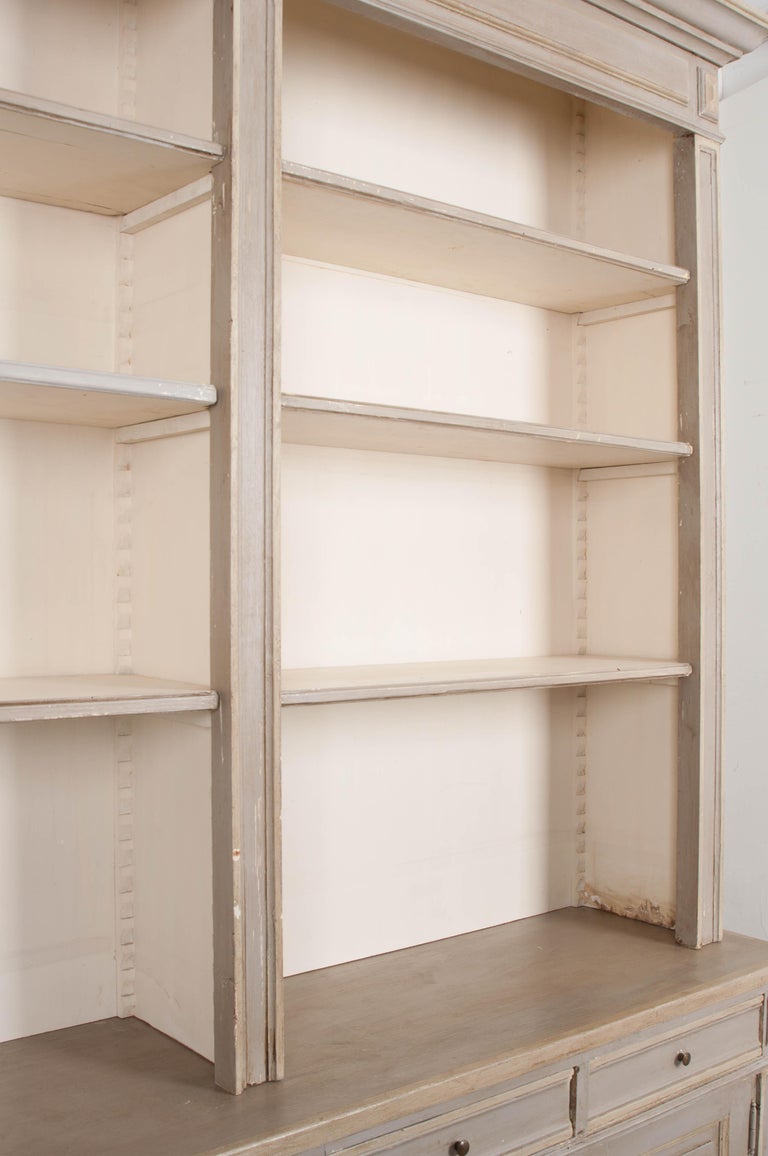 English 20th Century Georgian-Style Painted Bookcase at 1stDibs