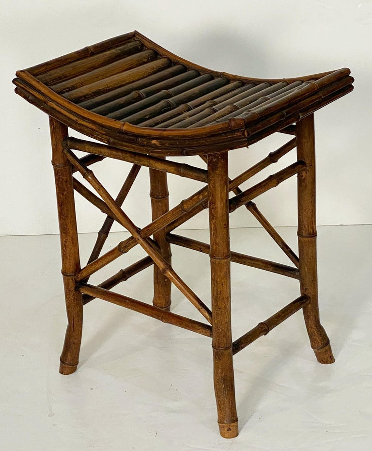 Banc ou tabouret en bambou anglais avec assise en selle de l'époque du ...