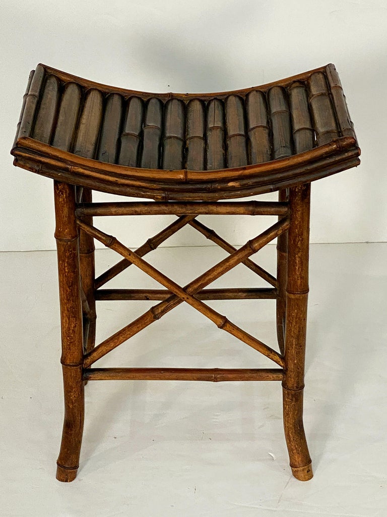 Banc ou tabouret en bambou anglais avec assise en selle de l'époque du ...