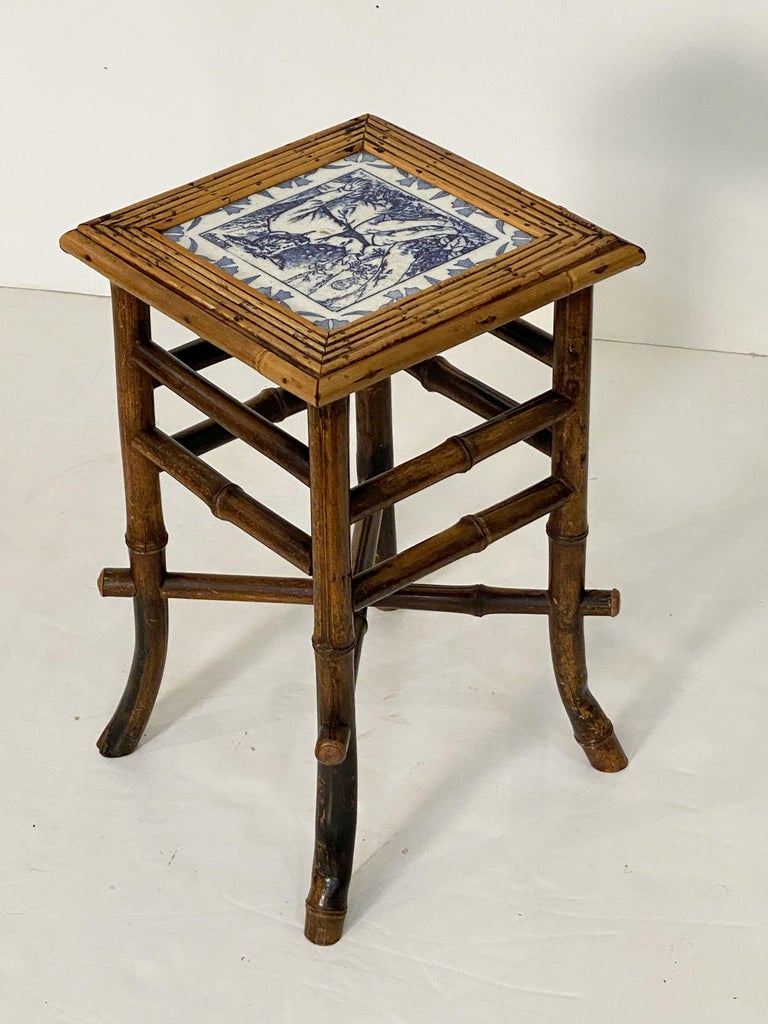 Table ou tabouret en bambou anglais avec assise en carreaux de l'époque ...