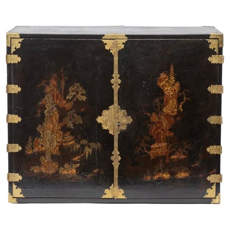 English cabinet in lacquer For Sale at 1stDibs