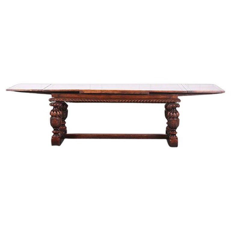 Table trteaux en chne massif sculpt de style anglais En vente sur 1stDibs