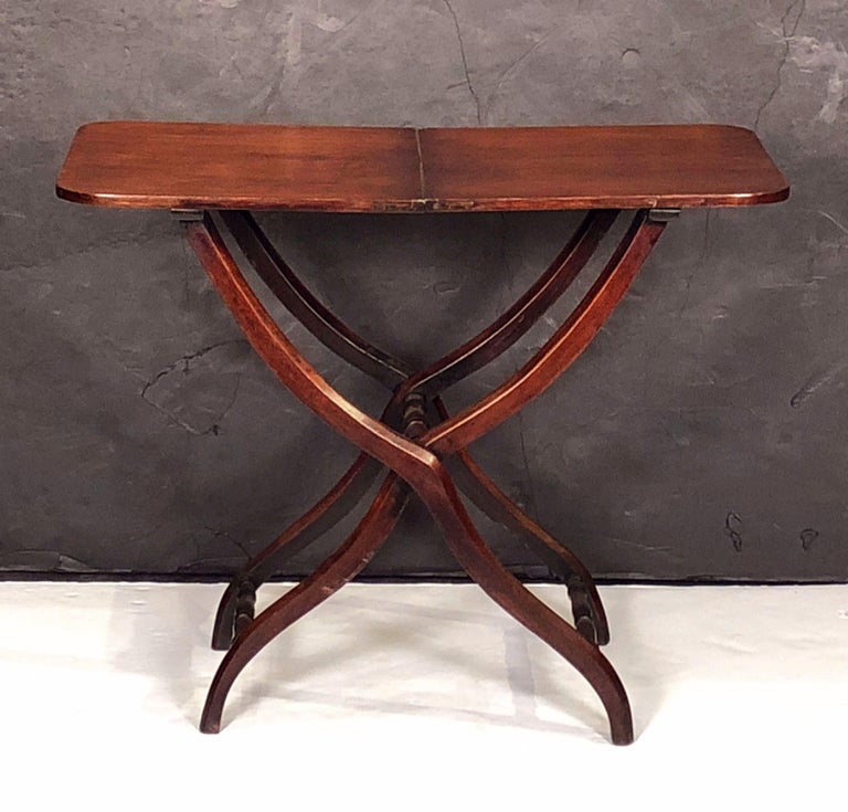 English Coaching Table with Serpentine Legs of Mahogany For Sale at 1stDibs