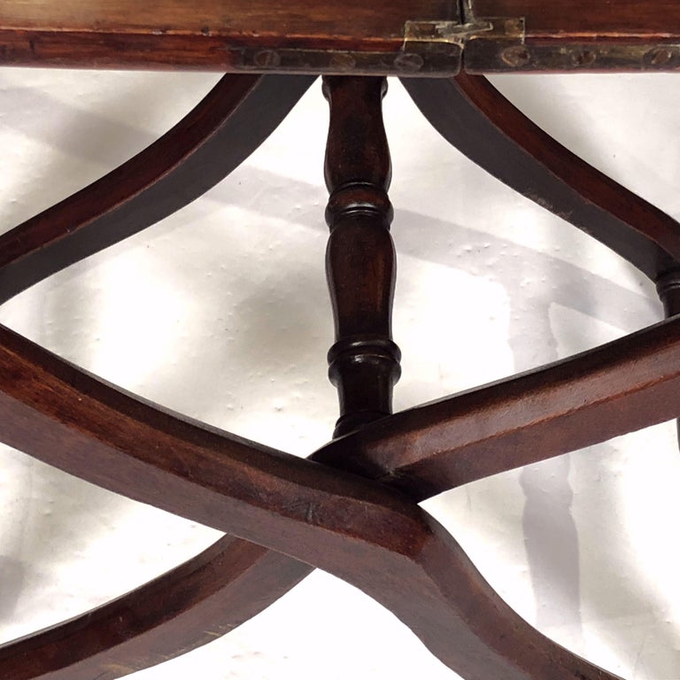 English Coaching Table with Serpentine Legs of Mahogany For Sale at 1stDibs