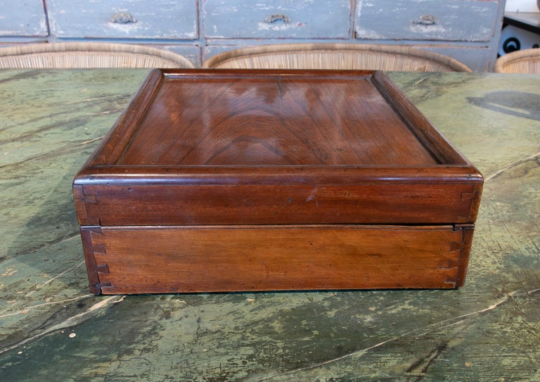 English Mahogany Wooden Box with Lid and Lock For Sale at 1stDibs