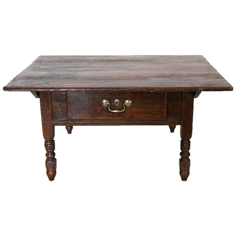 Table basse en pin anglais En vente sur 1stDibs